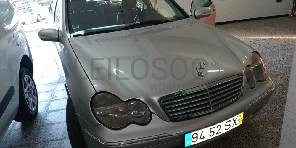 Mercedes-Benz C200 CDI · Ano 2001